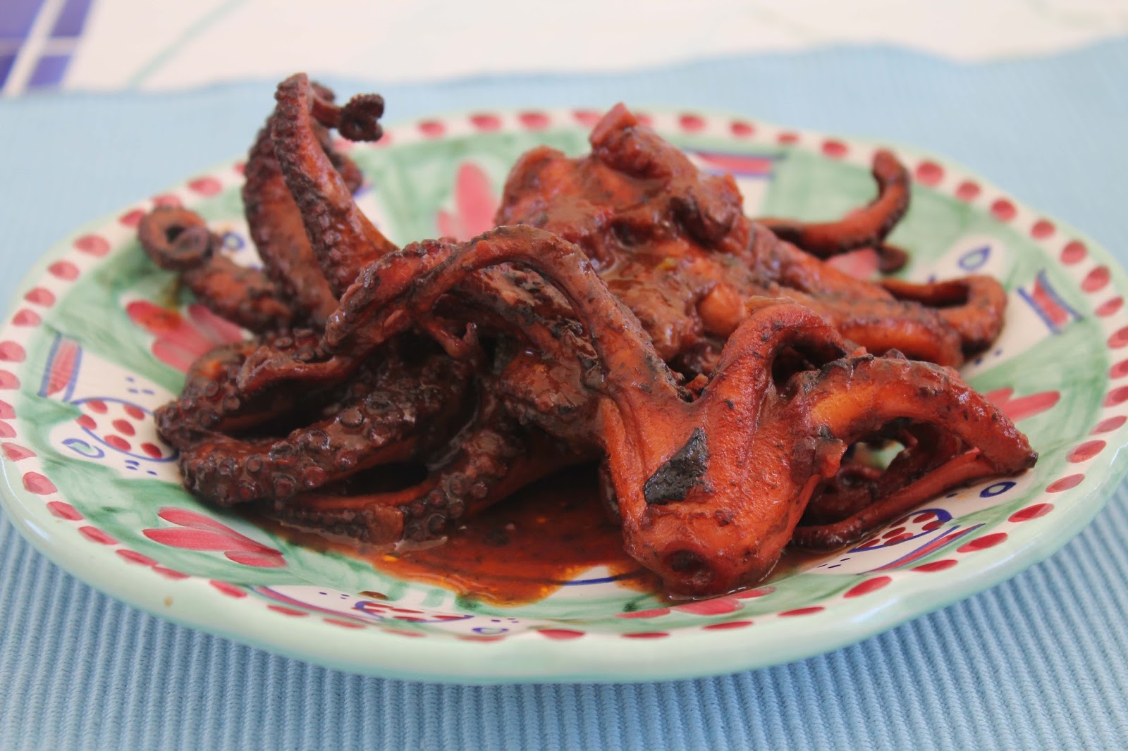 Polipetti piccanti con pomodoro e cipolla rossa. - chiaramaci