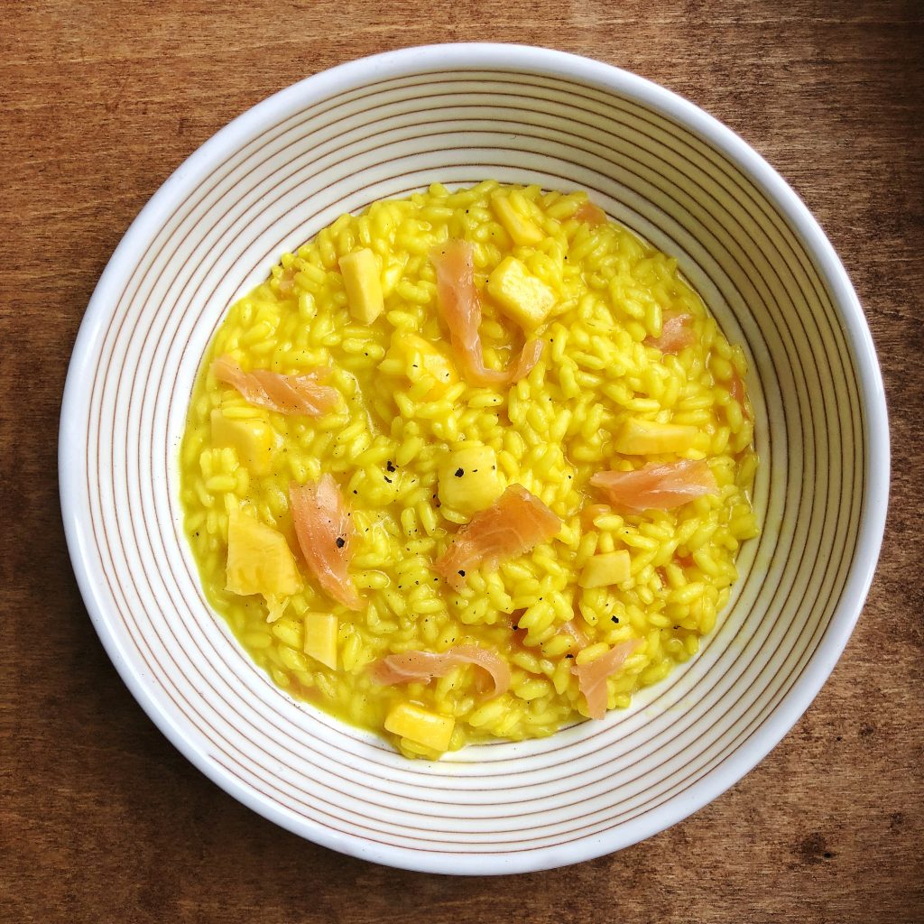 Risotto allo zafferano con salmone affumicato, mango e scorza di limone. - chiaramaci