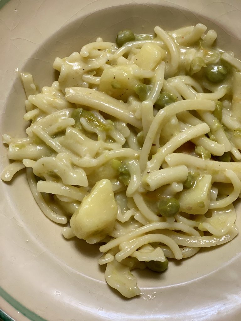 Pasta, patate, pisellini e fiori di zucca. - chiaramaci
