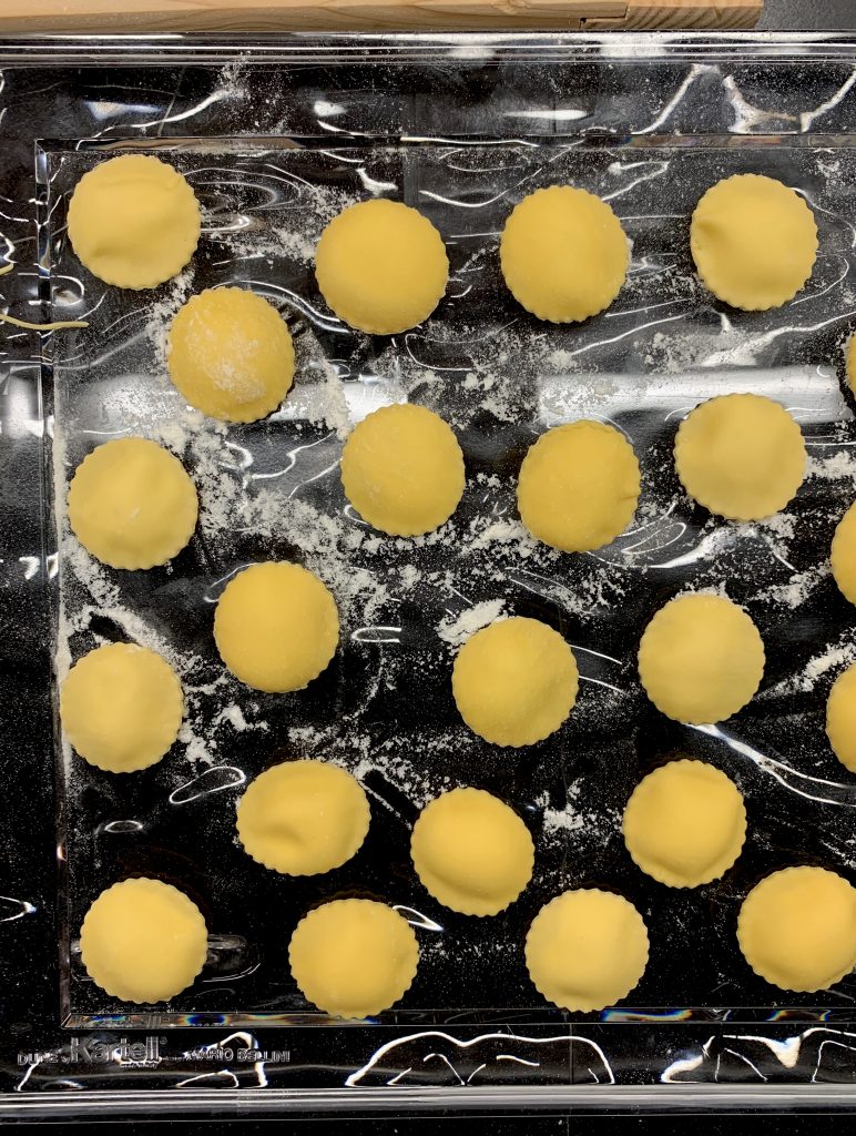 Bottoni ripieni di ricotta, pepe e scorza di limone. - chiaramaci