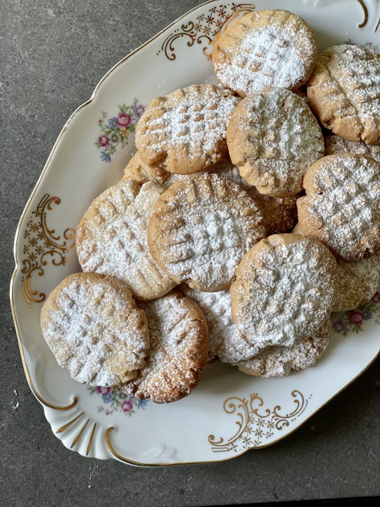 Biscotti con crema di noci macadamia. - chiaramaci