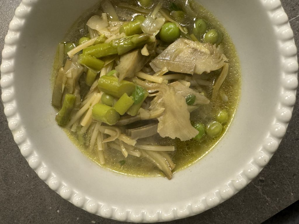 Zuppetta primaverile con piselli, asparagi e carciofi. - chiaramaci